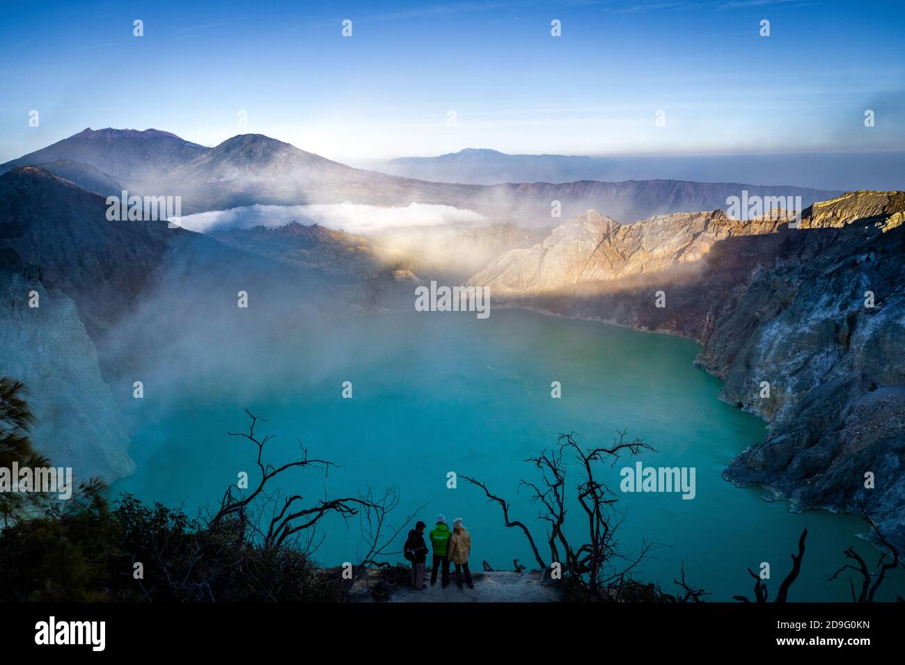 people standing on the edge of the lake in vulcano ijen Stock Photo - Alamy