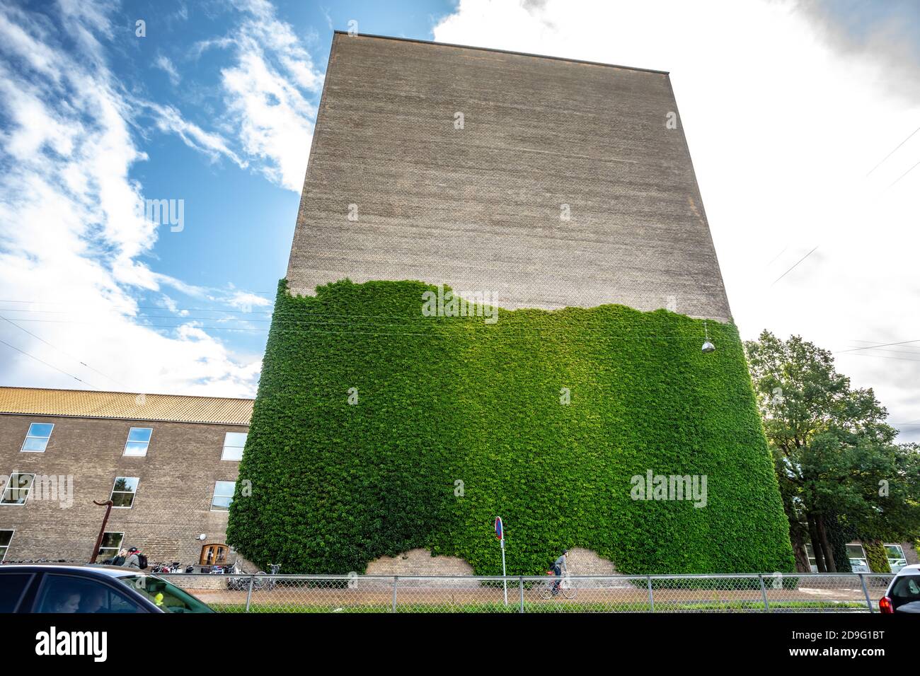 Green building walls hi-res stock photography and images - Alamy