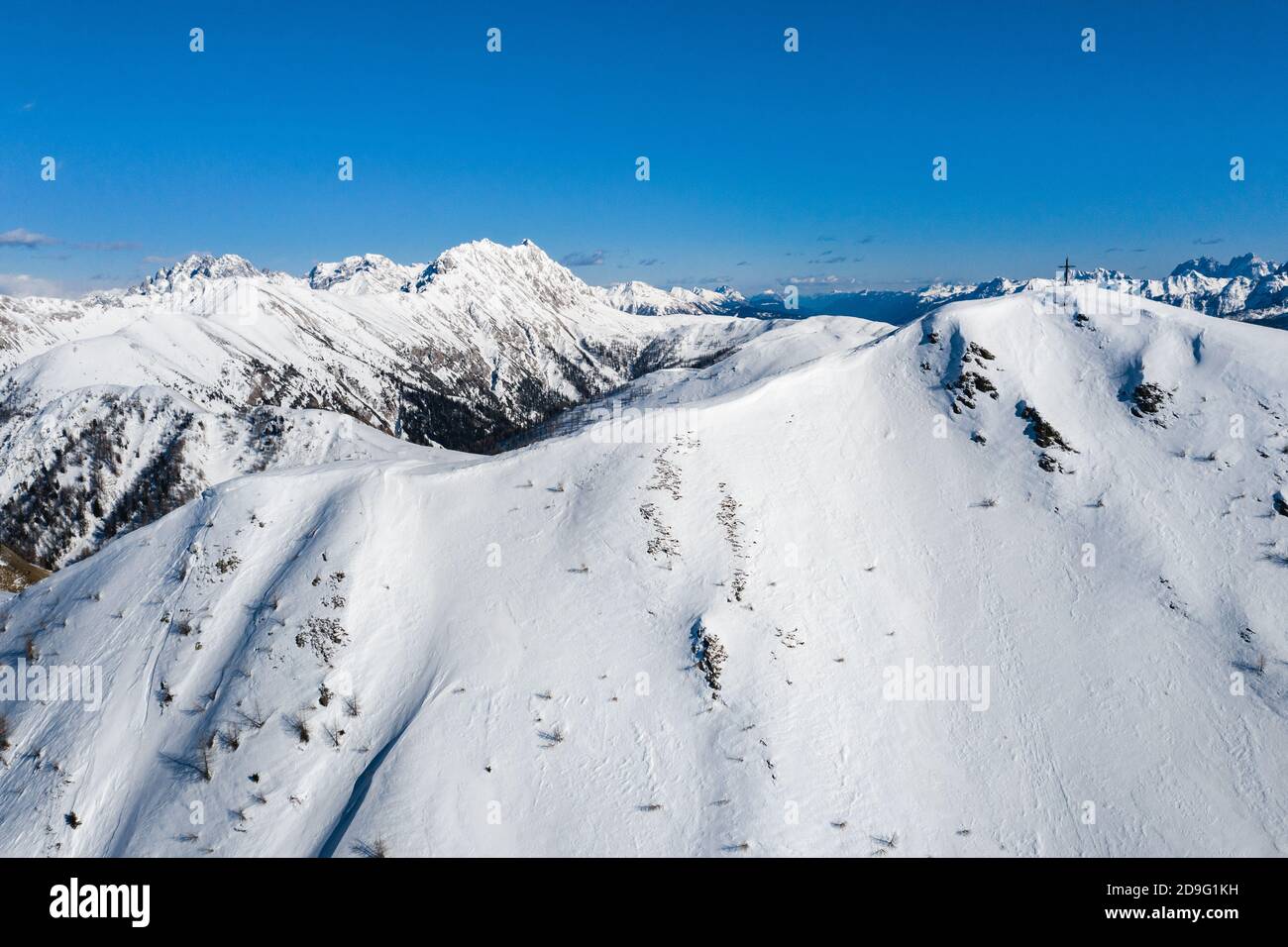 Snow covered mountains in the alps hi-res stock photography and images ...