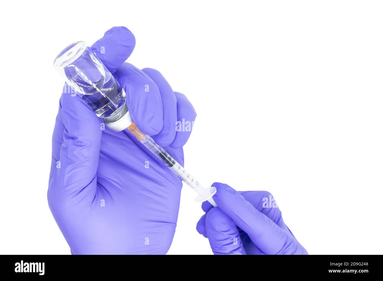 Doctor filling syringe vaccine hi-res stock photography and images - Alamy