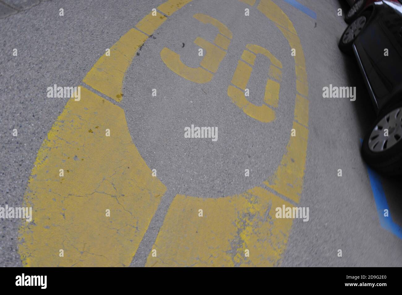 30 speed indicator hi-res stock photography and images - Alamy