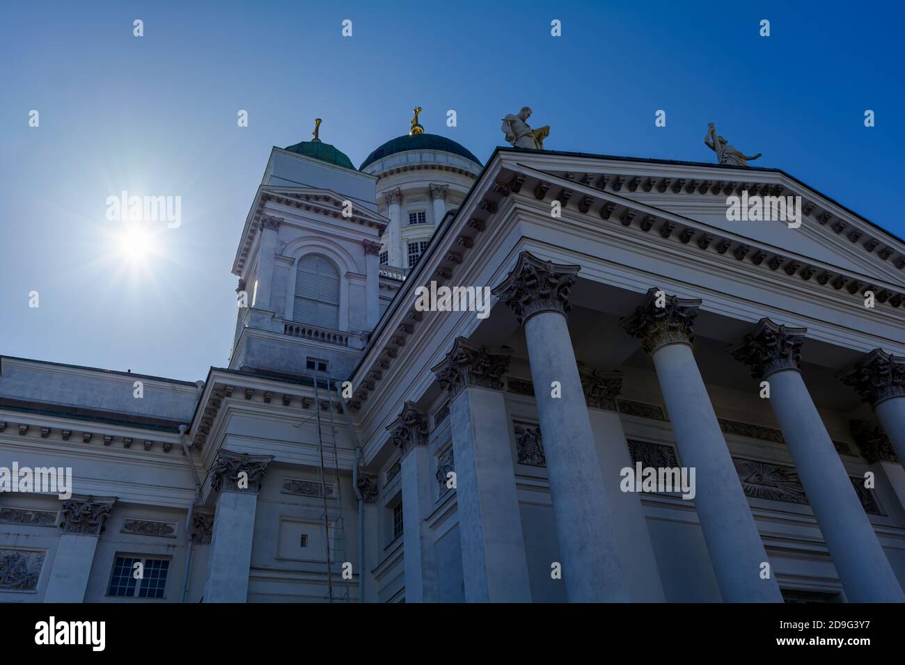 Right angle triangle building hi-res stock photography and images - Alamy
