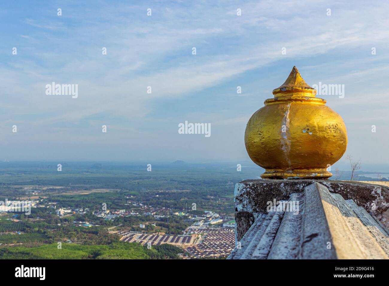 Tiger temple thailand hi-res stock photography and images - Alamy