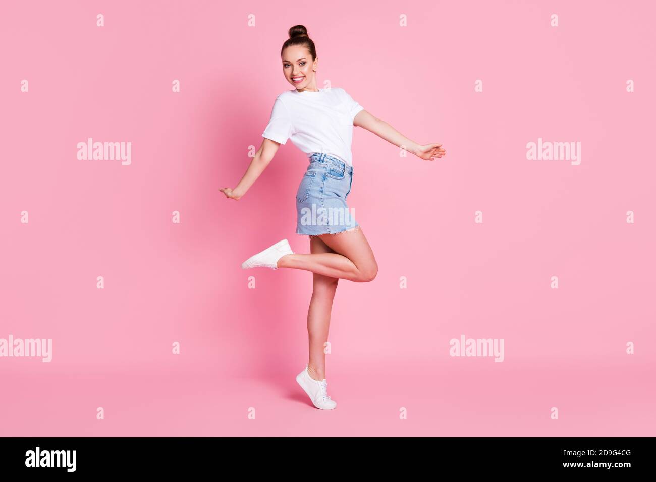 Full length photo of cheerful lovely girl enjoy rejoice weekend rest ...