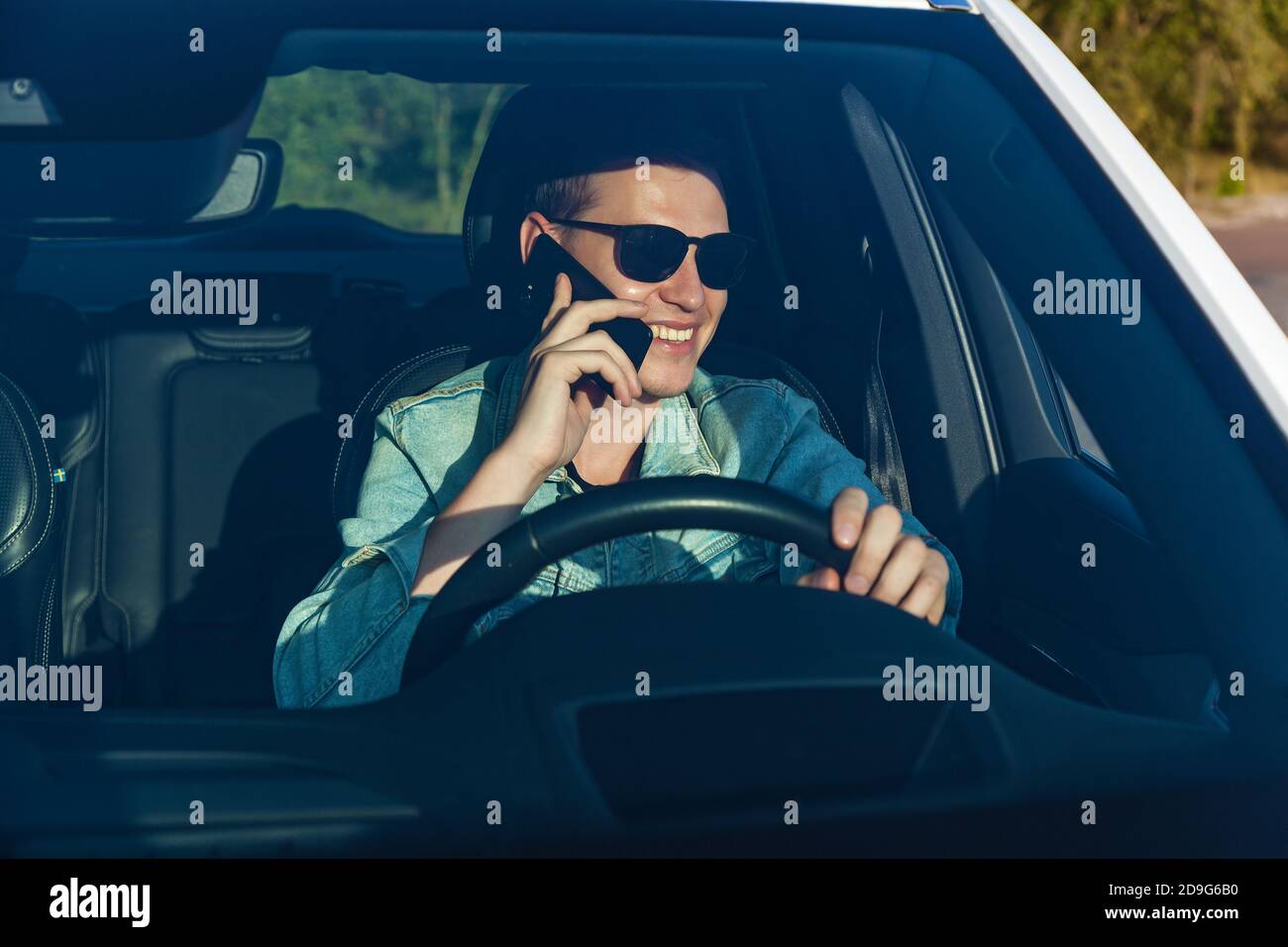 Guy driving talking hi-res stock photography and images - Alamy