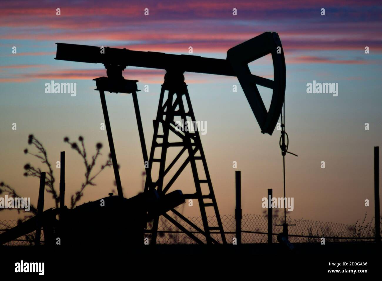 Heavy crude oil pump hi-res stock photography and images - Alamy