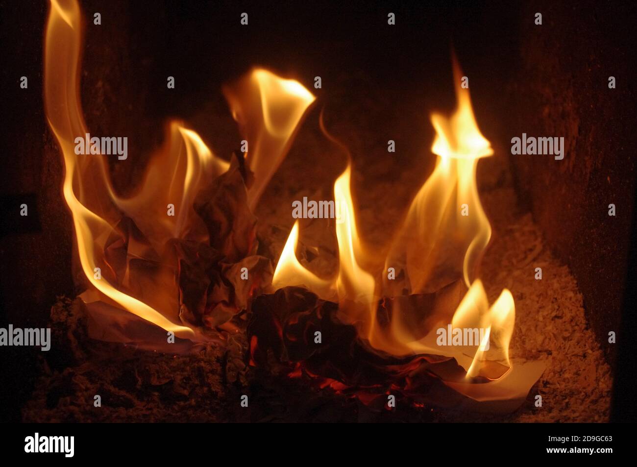 Flames in the fireplace hi-res stock photography and images - Alamy