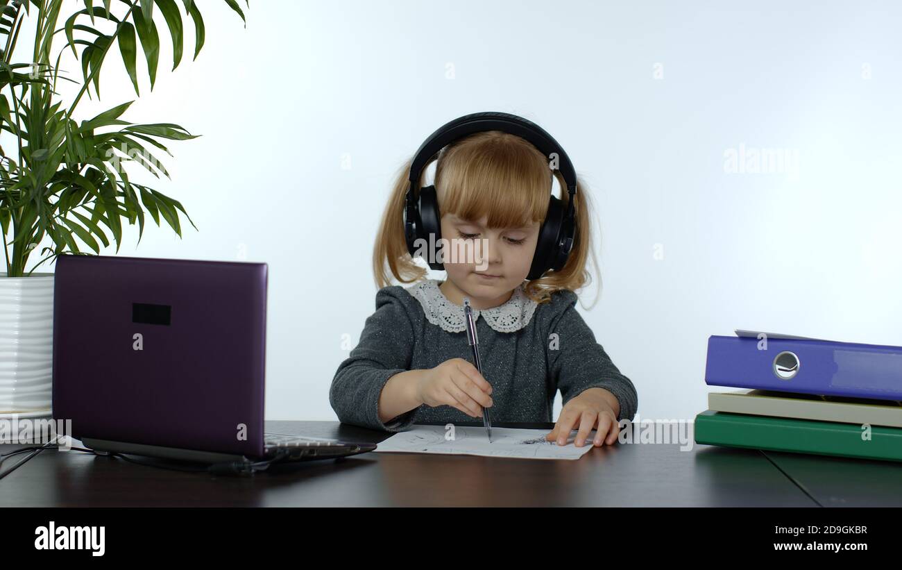 Children wearing headphones class hi-res stock photography and images ...