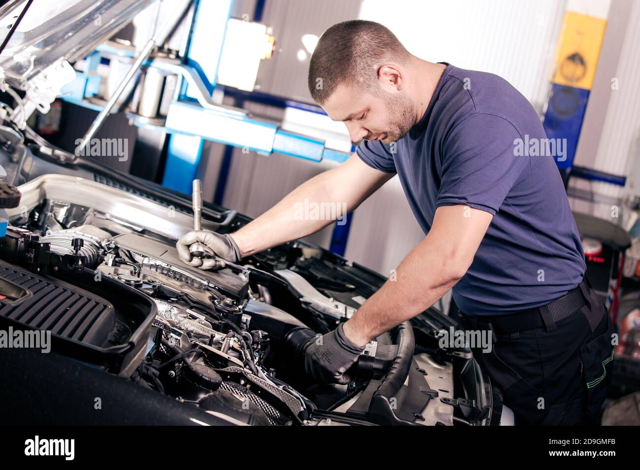 Car mechanic in repair shop Stock Photo - Alamy