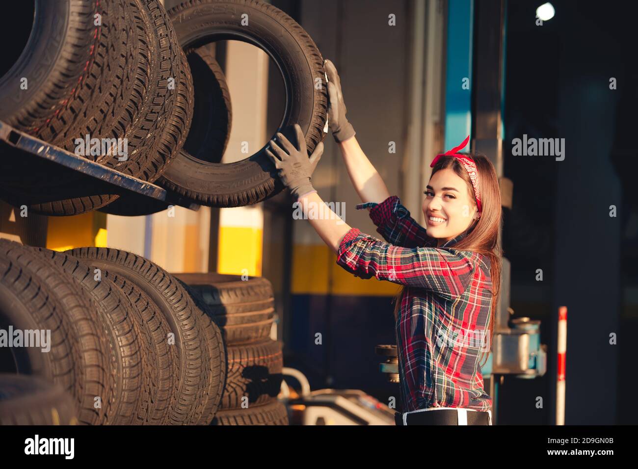 Girl mechanic changing tires Stock Photo - Alamy