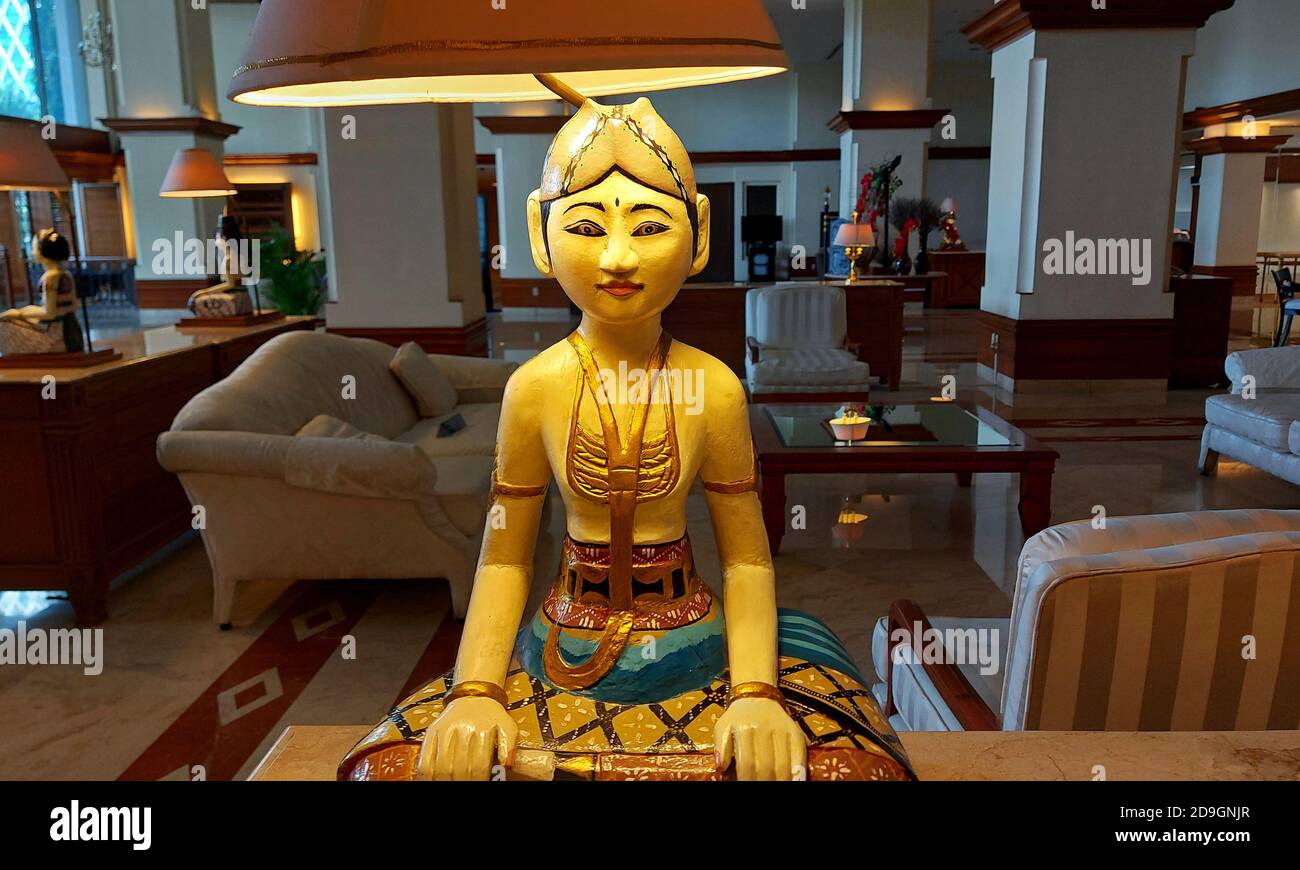 Hotel Sari Pan Pasific Interior, Traditional Puppets and statue ...