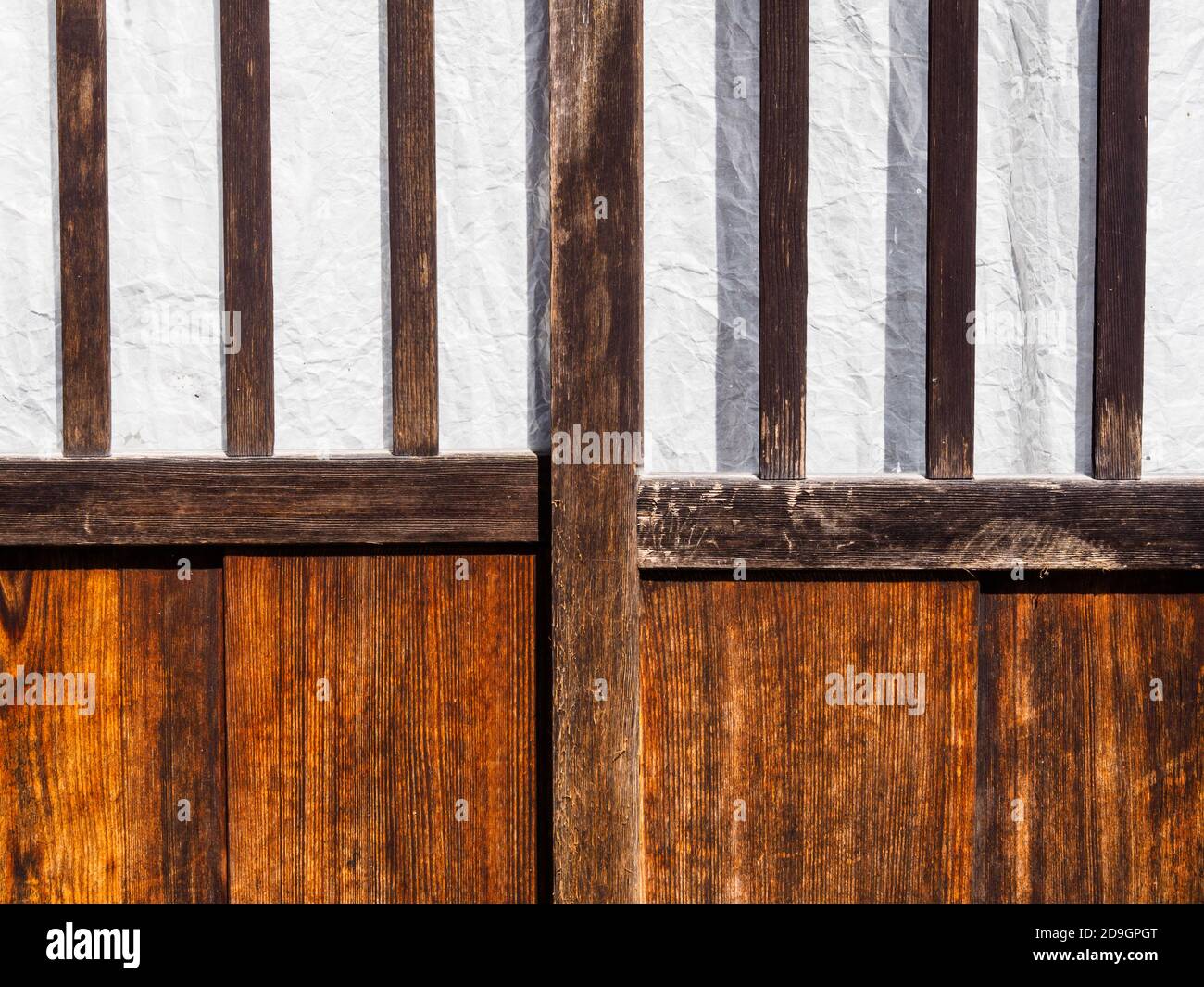 Traditional Japanese wooden door Stock Photo - Alamy