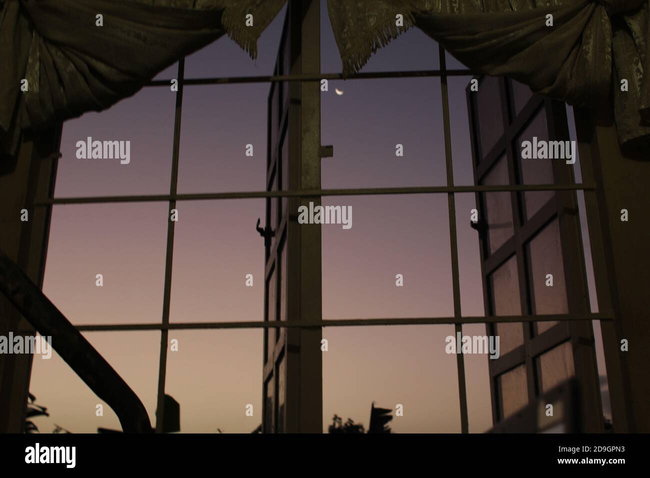 Boy looking out window night hi-res stock photography and images - Alamy