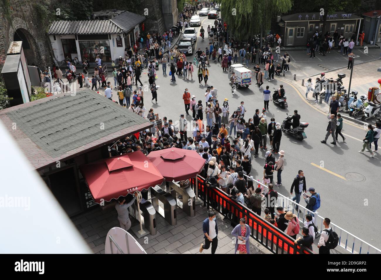 Visitors enjoy a lovely day during the Golden Week in Nanjing City ...