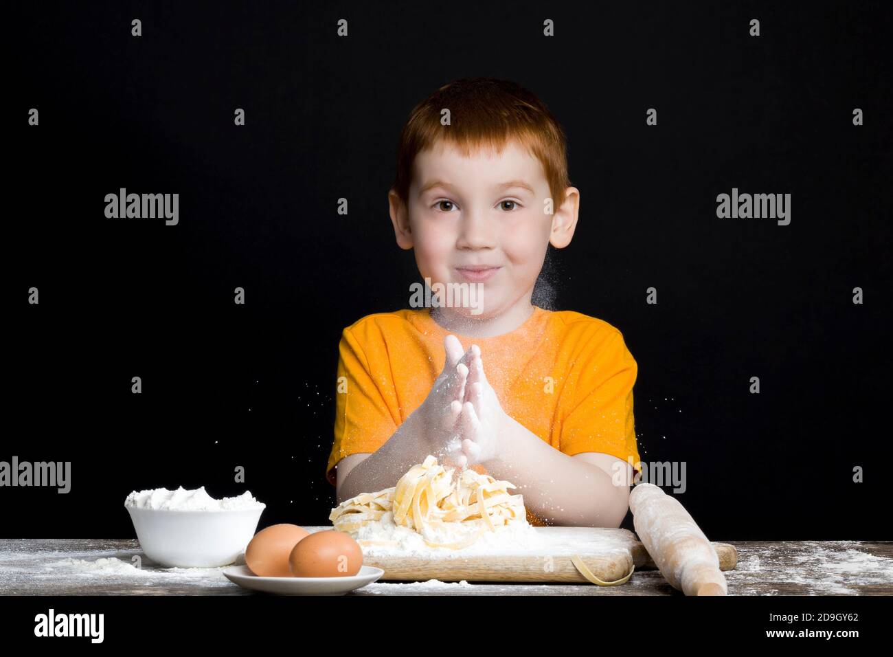 child in the kitchen to cook pasta Stock Photo - Alamy