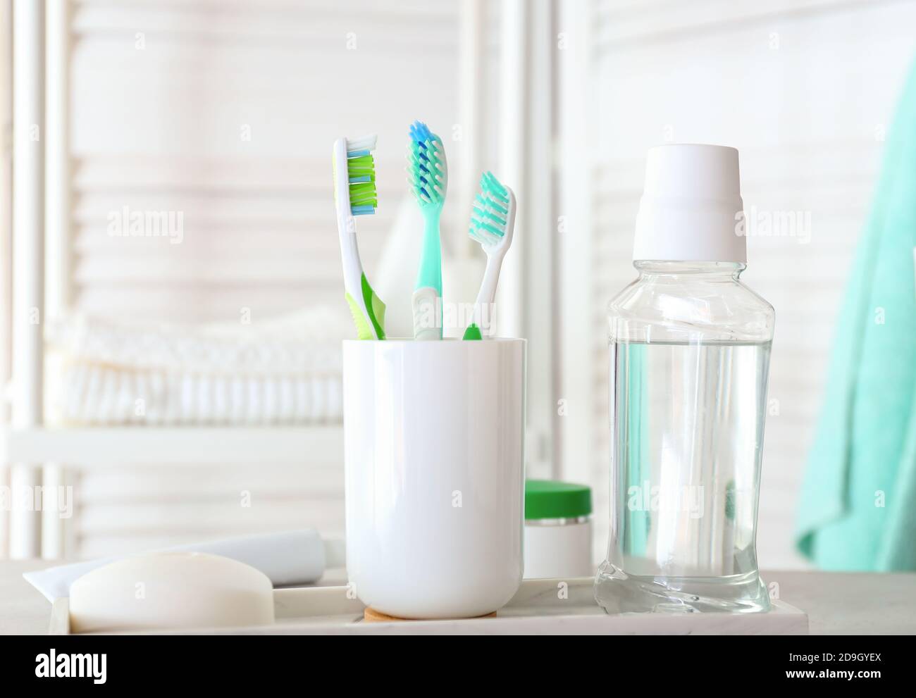 Set for oral hygiene in bathroom Stock Photo - Alamy