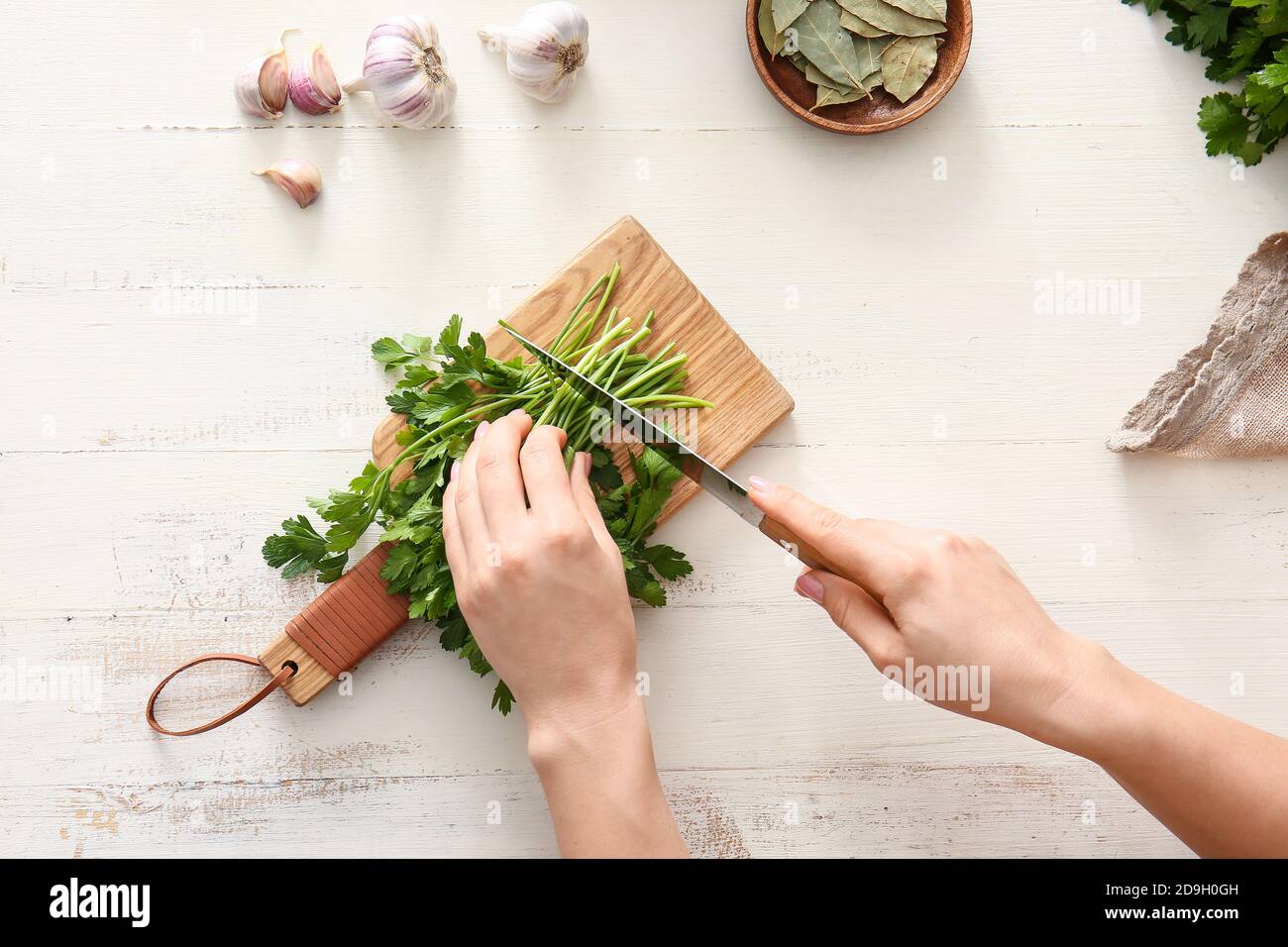 Person cutting parsley leaves hi-res stock photography and images - Alamy