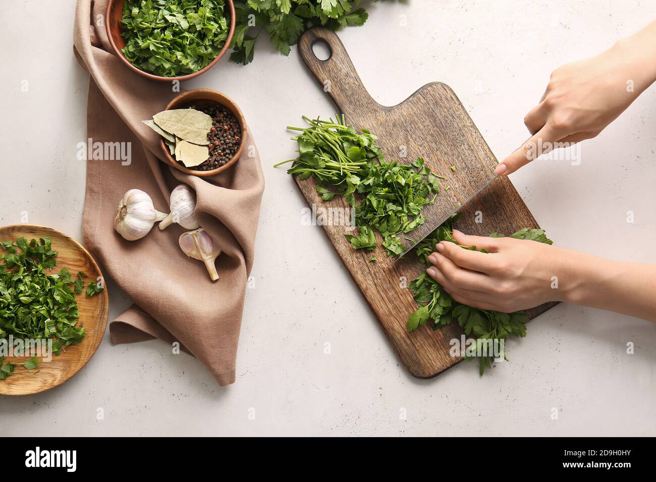 Person cutting parsley leaves hi-res stock photography and images - Alamy