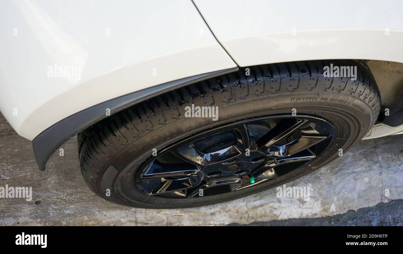 Car rims hi-res stock photography and images - Alamy