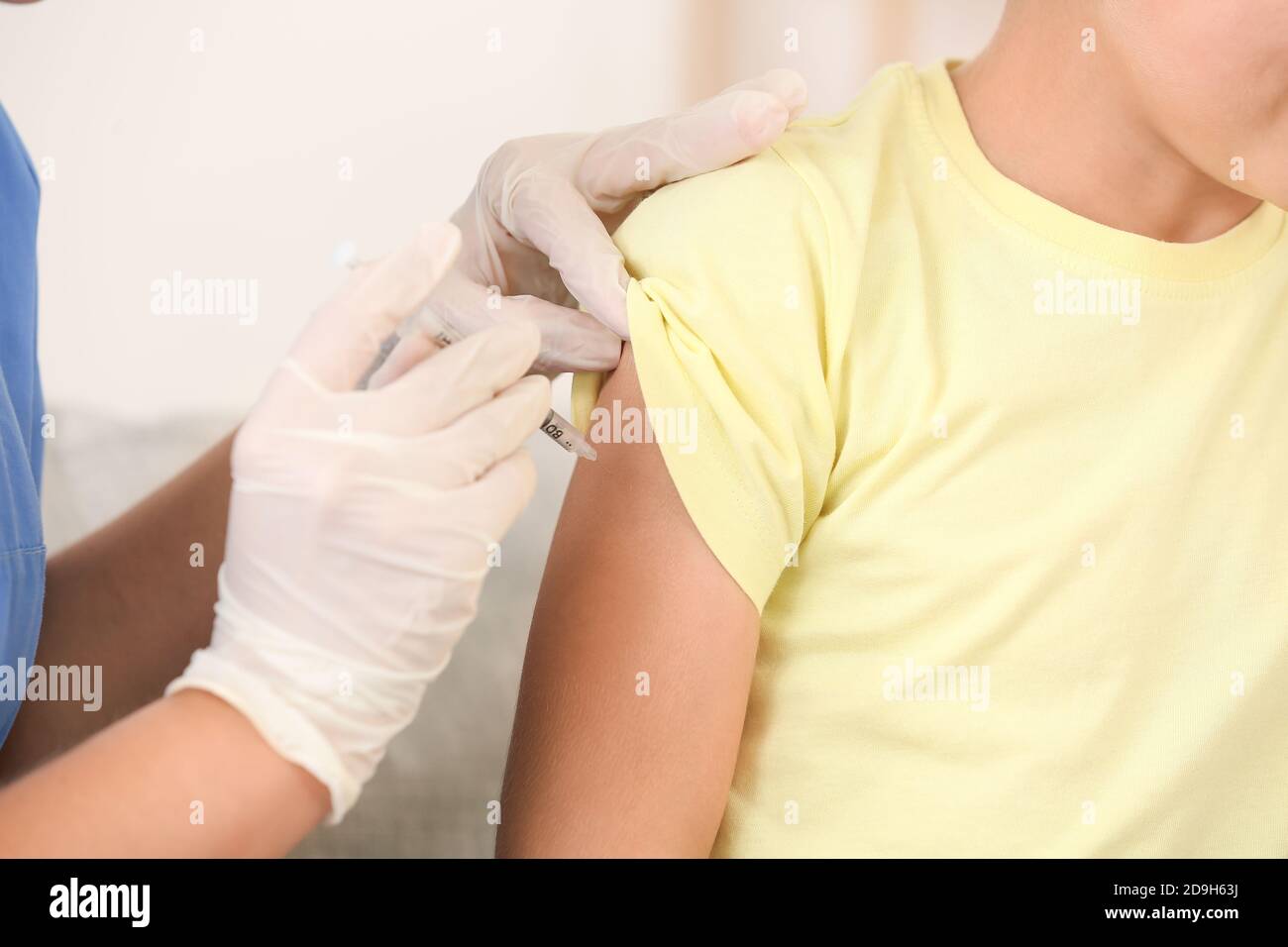 Doctor giving diabetic boy insulin injection at home Stock Photo - Alamy