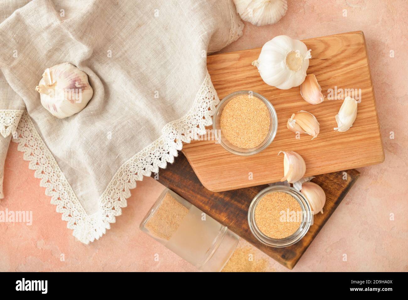 Aromatic powdered garlic on color background Stock Photo - Alamy