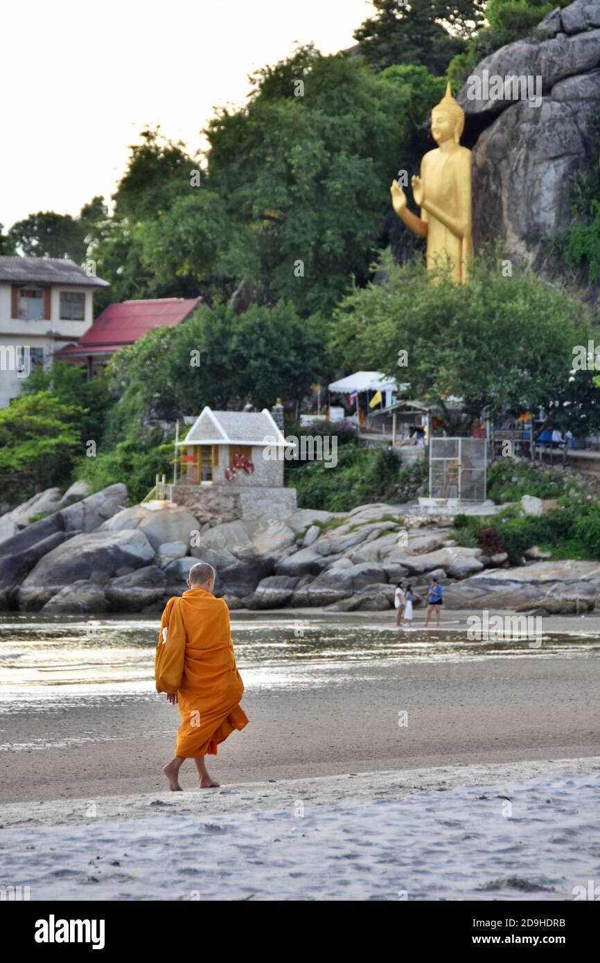 Golden buddhist monk statue hi-res stock photography and images - Alamy