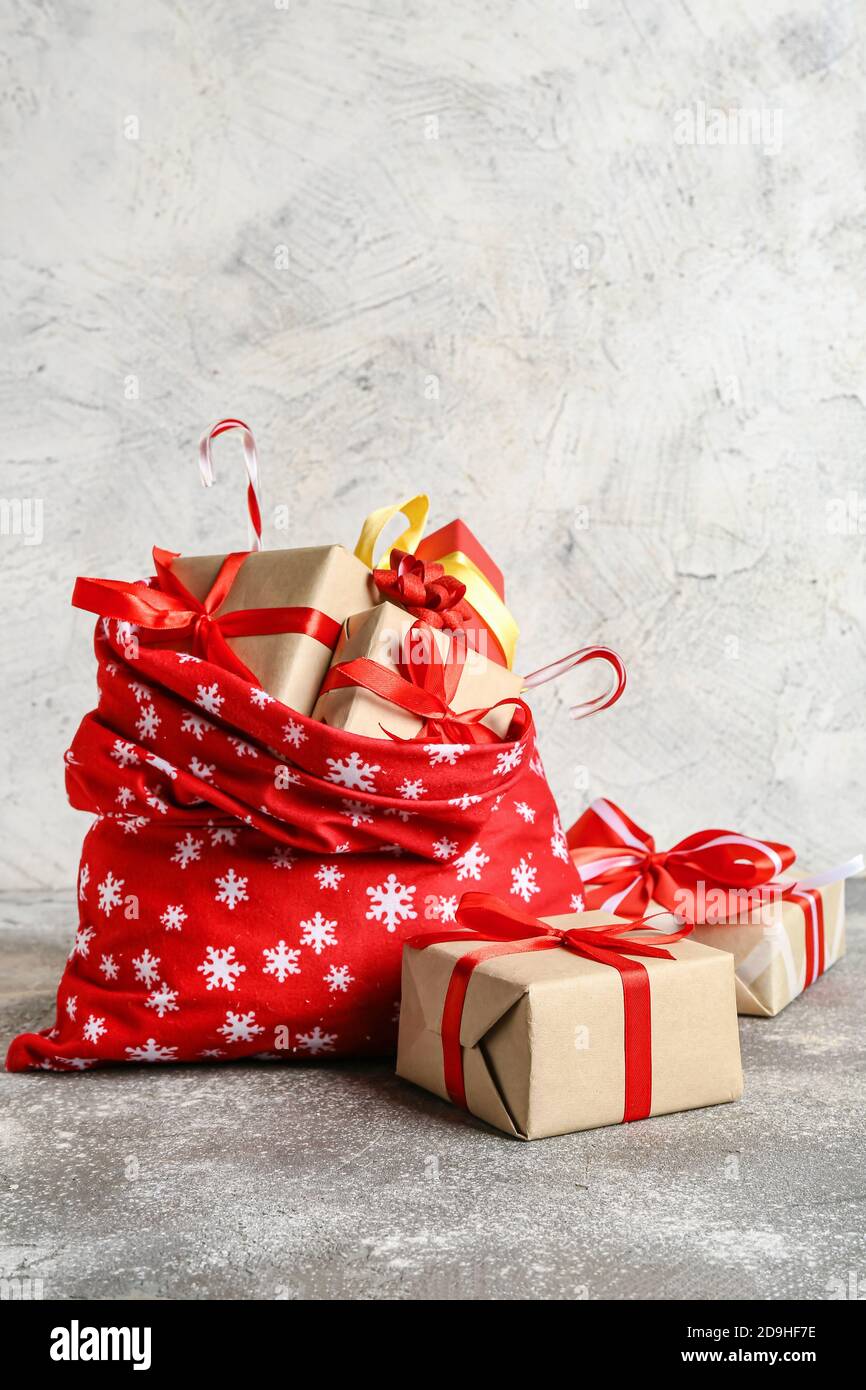 Table full of presents hi-res stock photography and images - Alamy