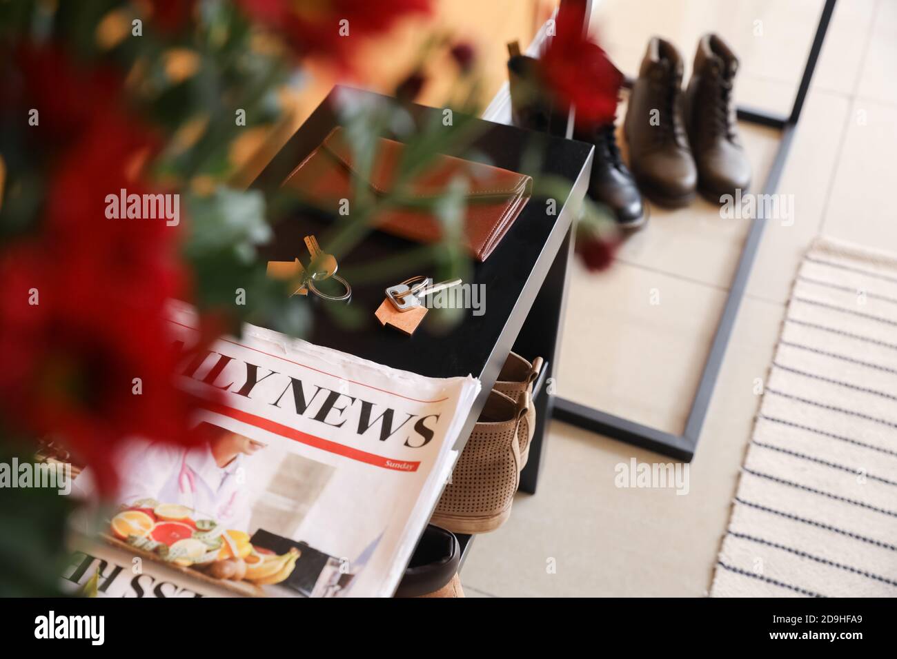 Keys with wallet and newspaper on stand in hall Stock Photo - Alamy