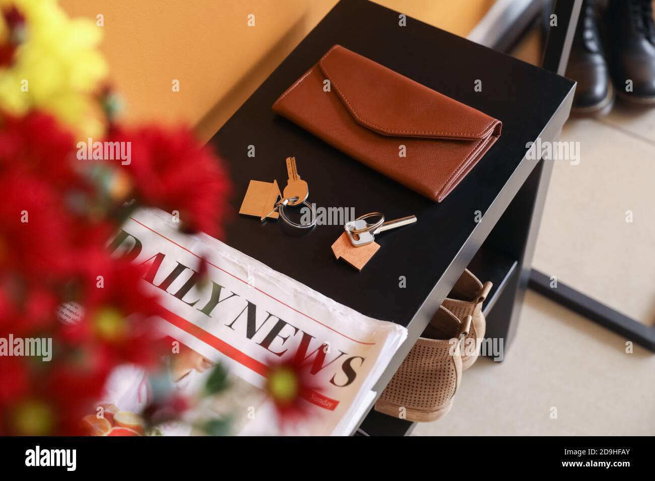 Keys with wallet and newspaper on stand in hall Stock Photo - Alamy