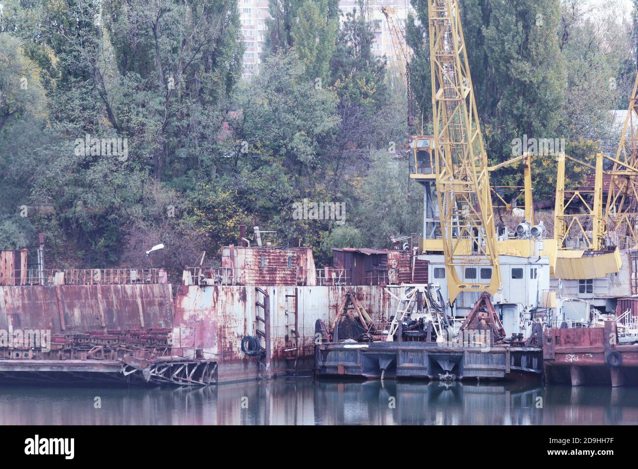 Old rusty barge and tug hi-res stock photography and images - Alamy