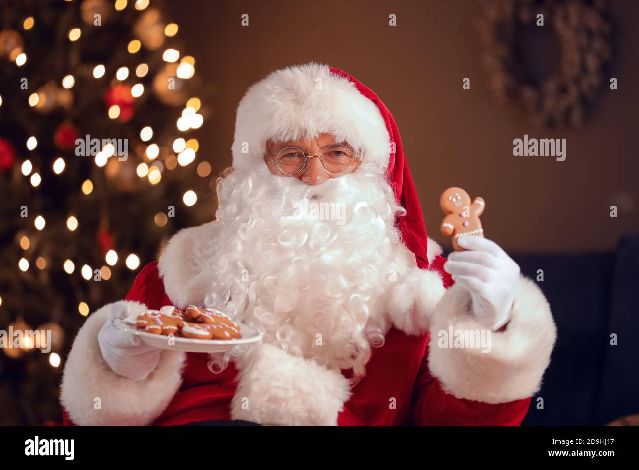 Santa Claus with gingerbread cookies at home on Christmas eve Stock ...