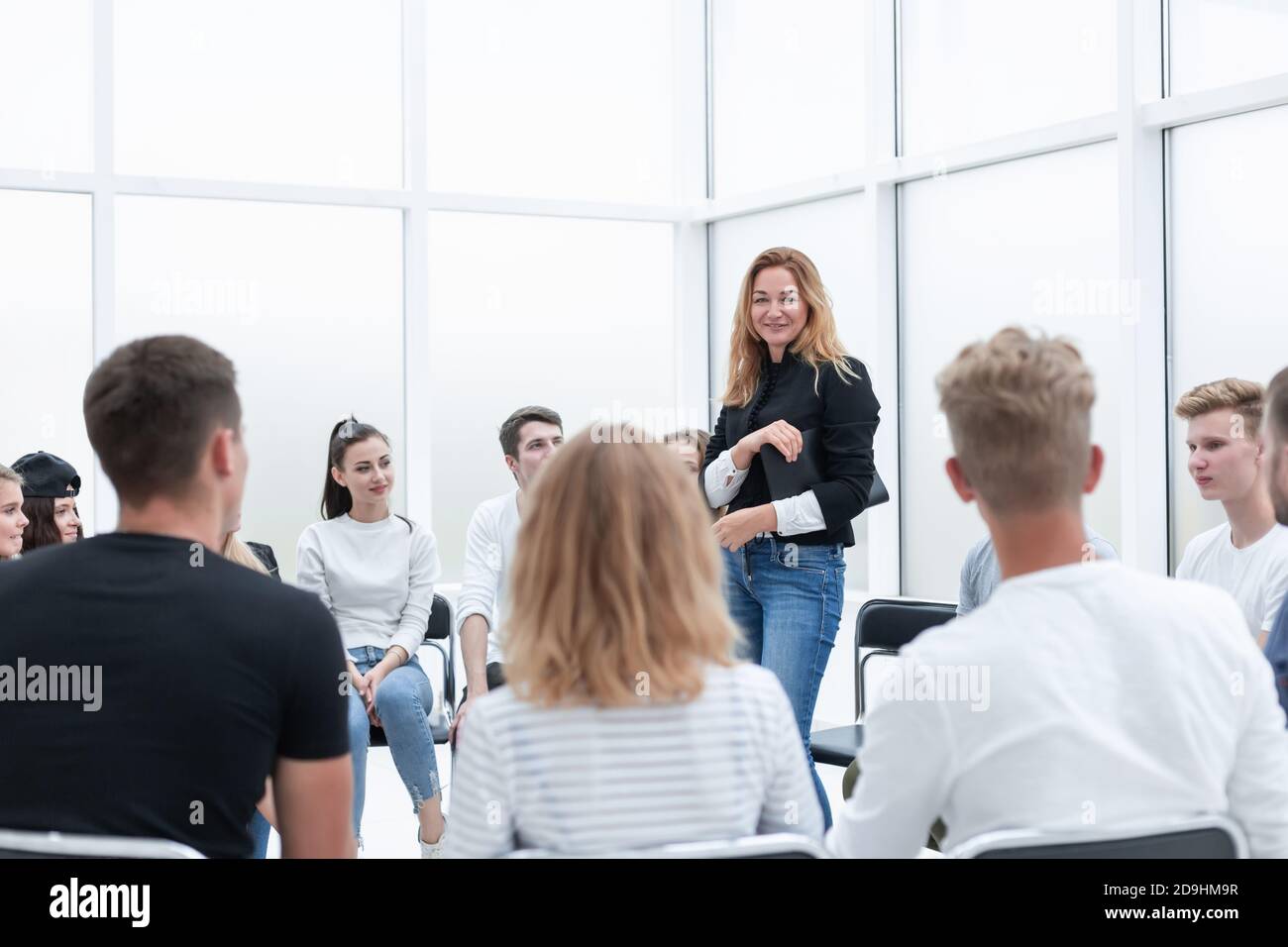 Students circle talking class hi-res stock photography and images - Alamy