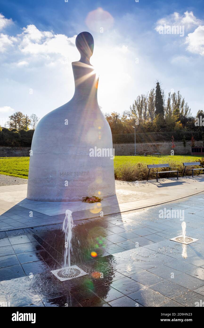 Pomník Marie Terezie (sochař Jan Kovářík, arch. Jan Proksa), Park Marie ...