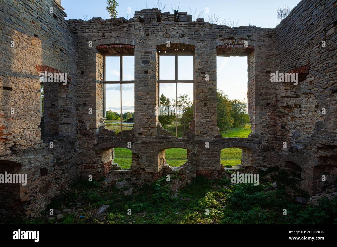 Manor ruins hi-res stock photography and images - Alamy