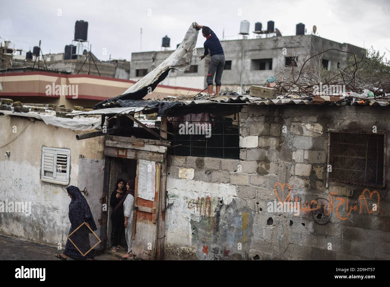 Gaza, Palestine. 5th Sep, 2014. A family covering the roof of their ...