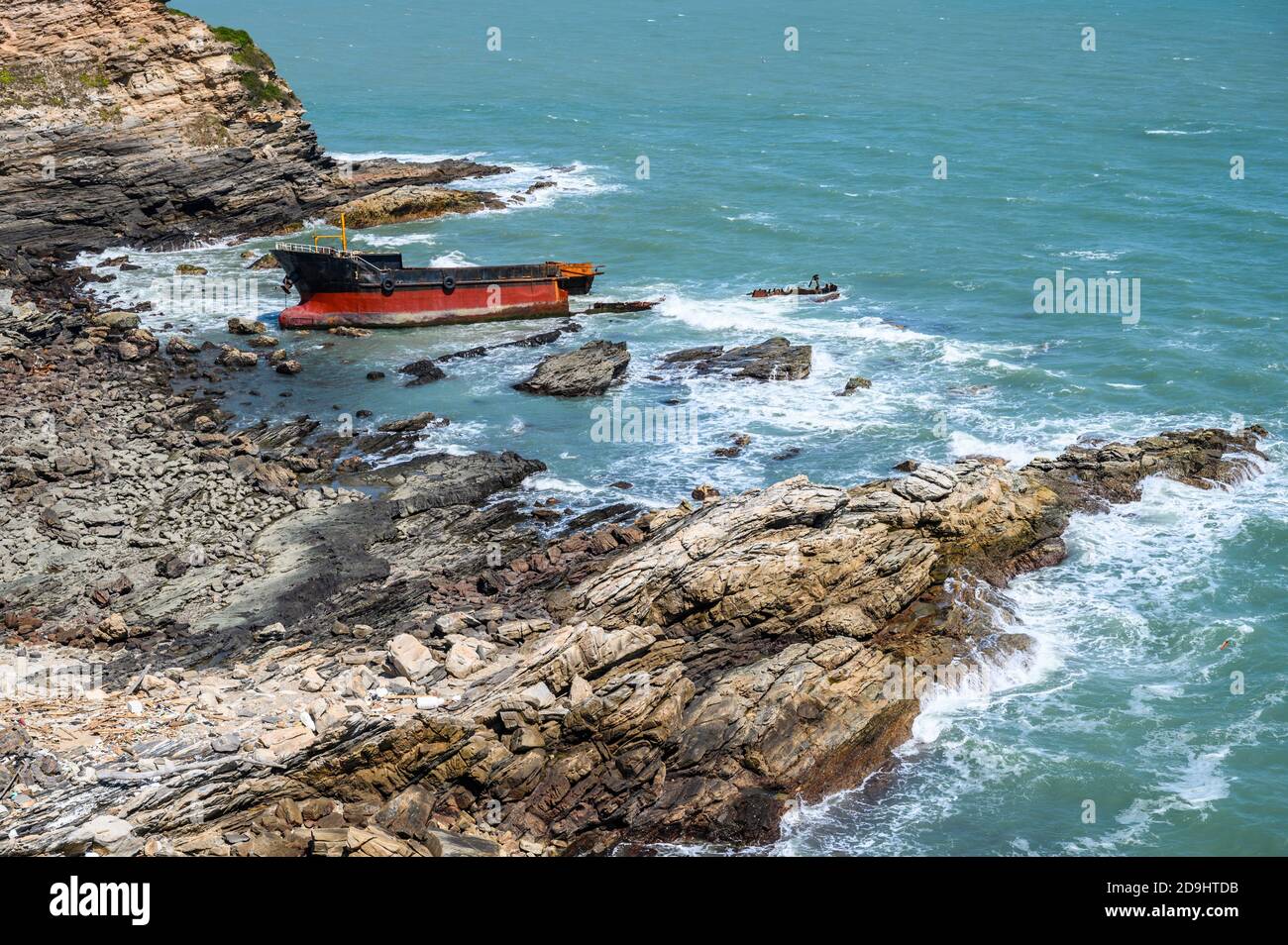 Boat stranded on the beach Stock Photo - Alamy