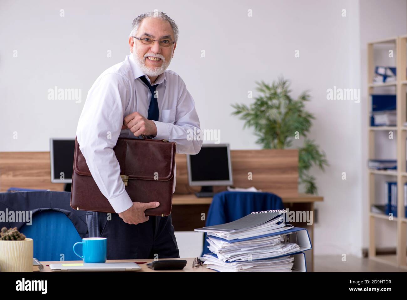 Old employee working in the office Stock Photo - Alamy