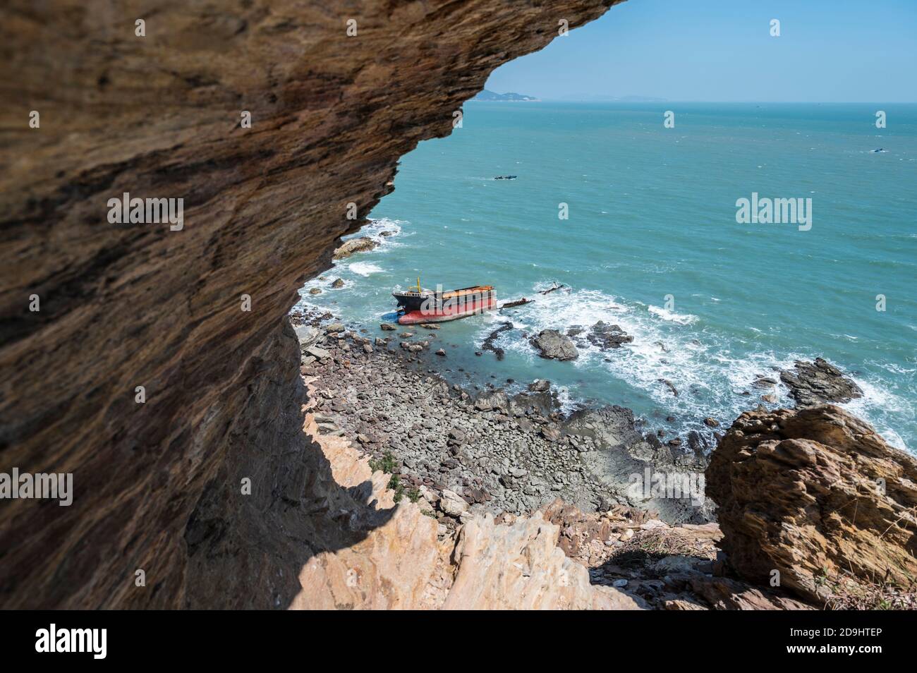 Boat stranded on the beach Stock Photo - Alamy