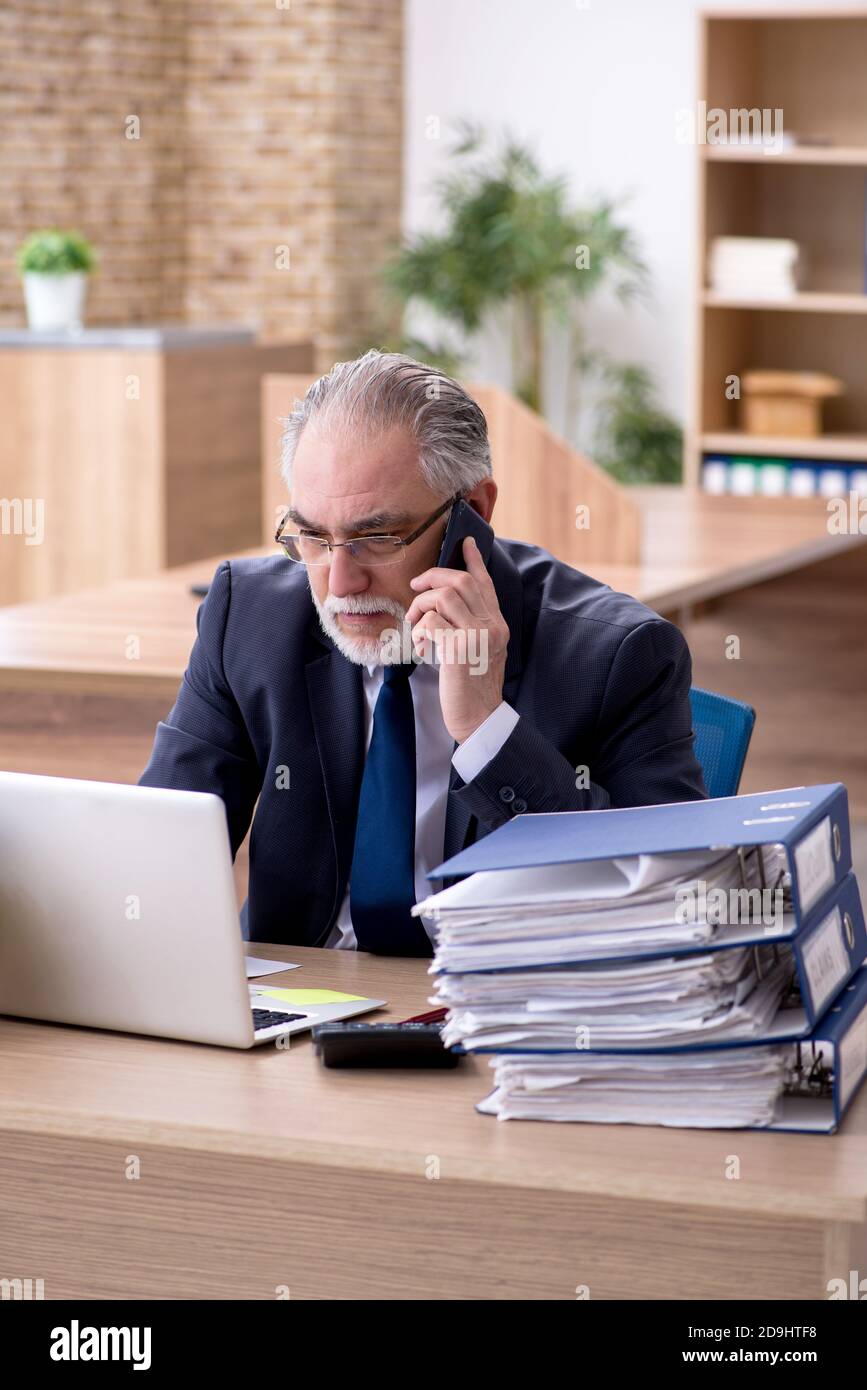 Old employee working in the office Stock Photo - Alamy
