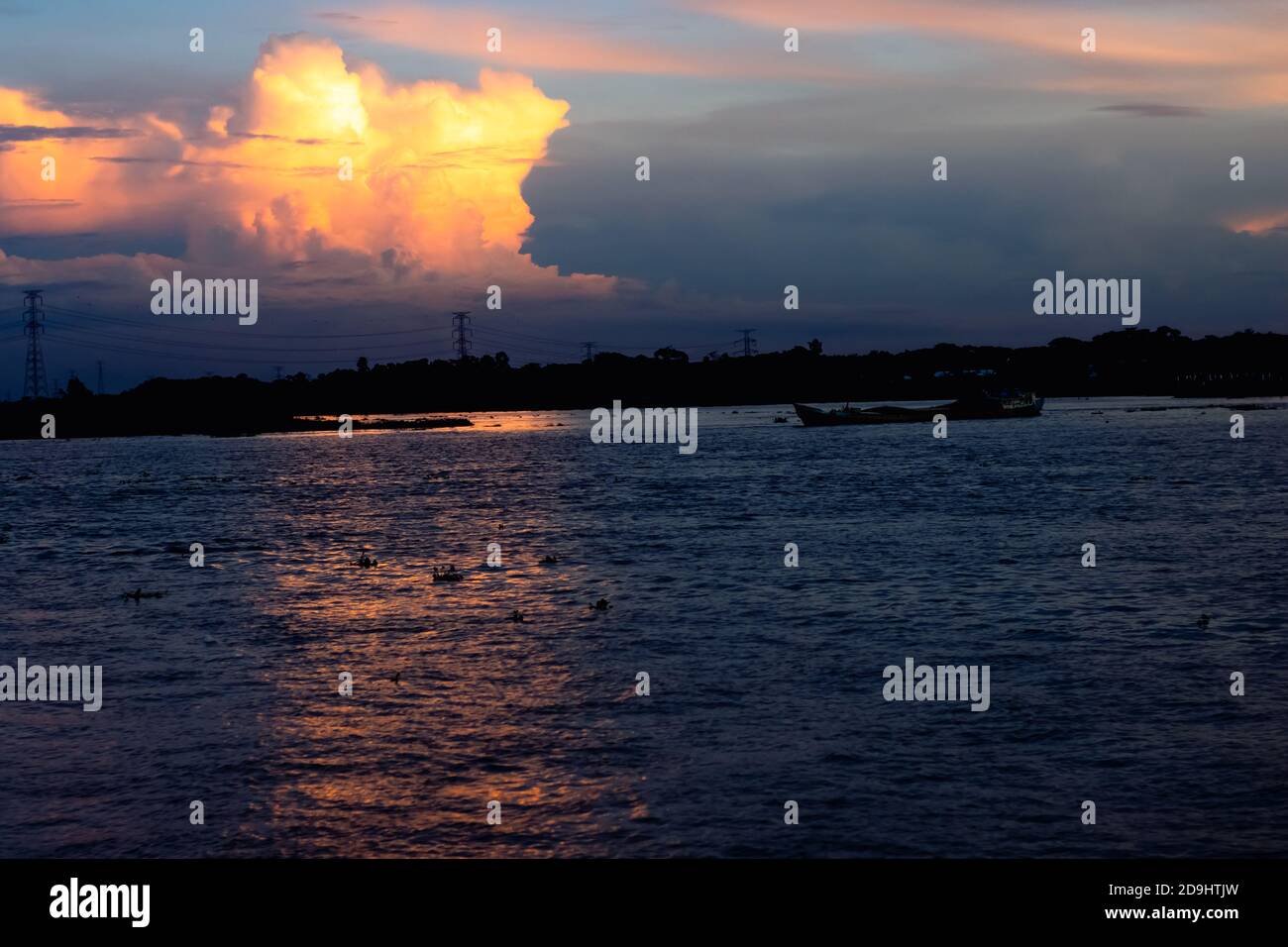 Sky above the river hi-res stock photography and images - Alamy