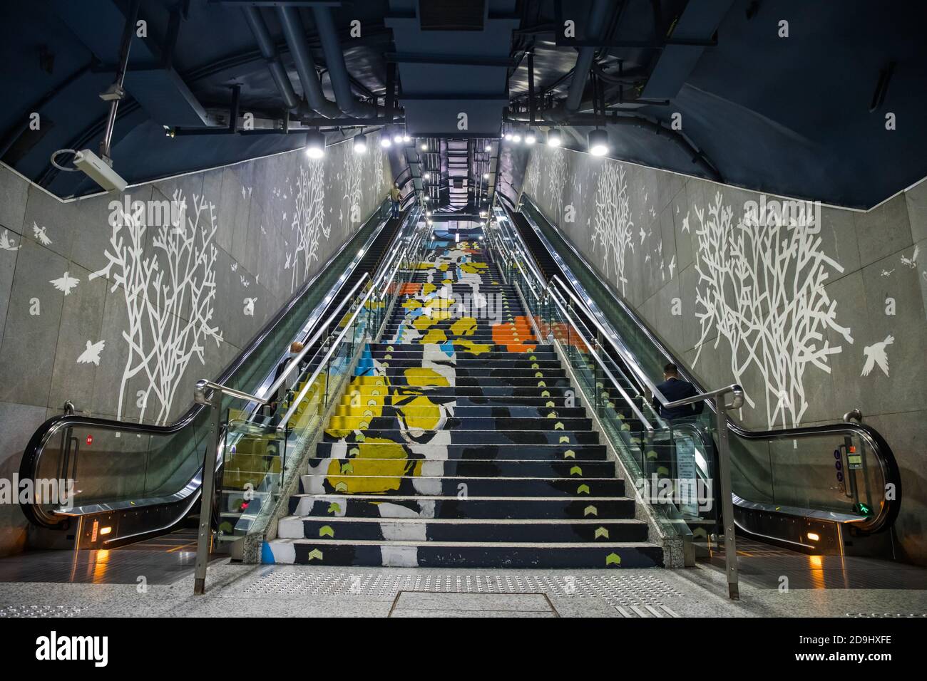 The walls of a Chongqing railway station are all covered with a total ...