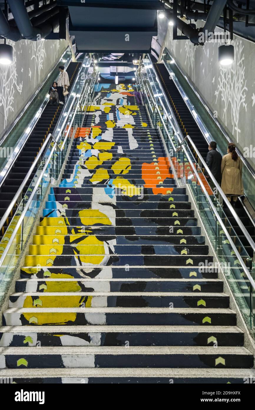 The walls of a Chongqing railway station are all covered with a total ...