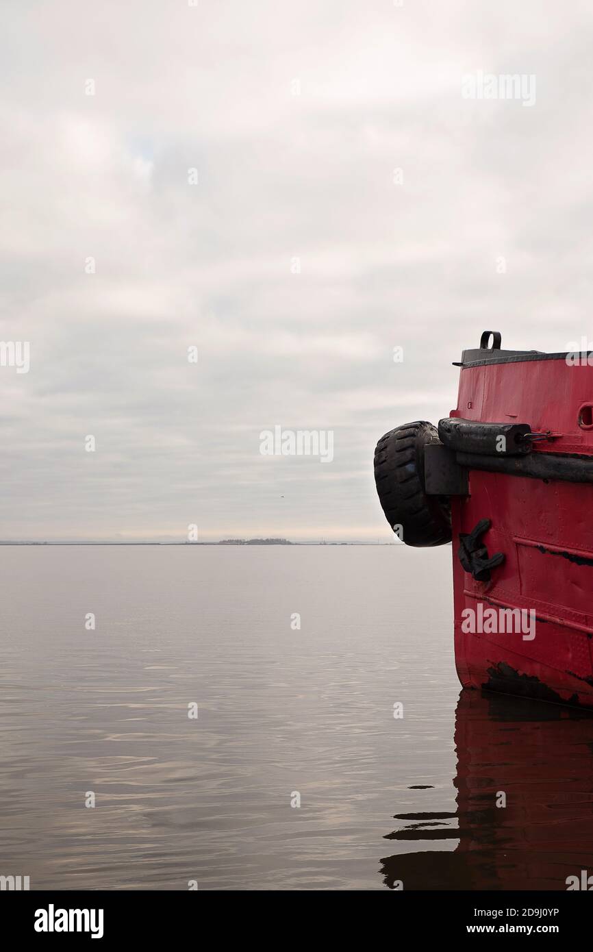 Red tug boat hi-res stock photography and images - Alamy