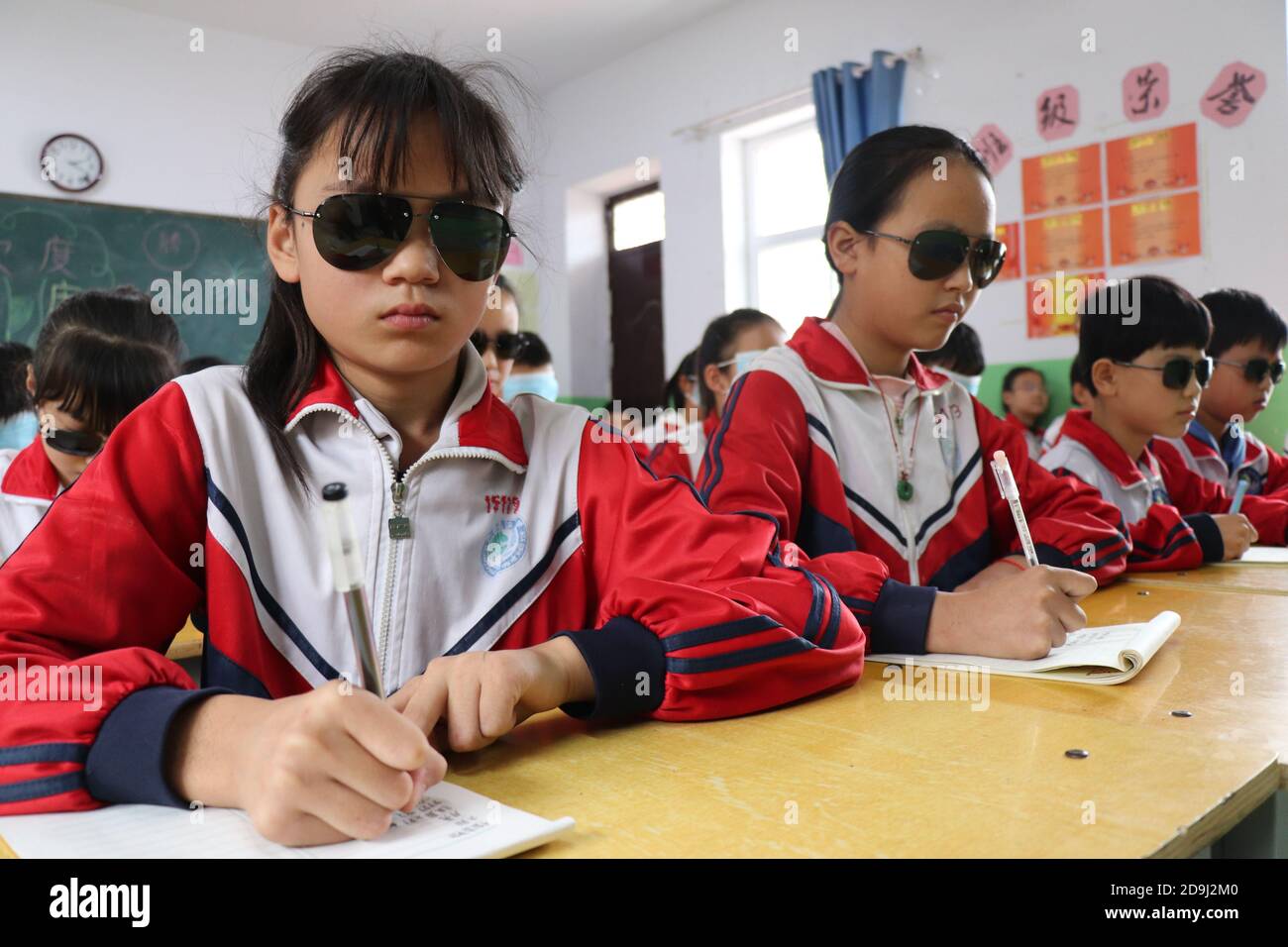 Primary students with blindfold on experience daily life of the blind ...