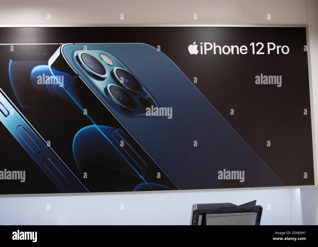 Iphone 12 2020 hi-res stock photography and images - Alamy