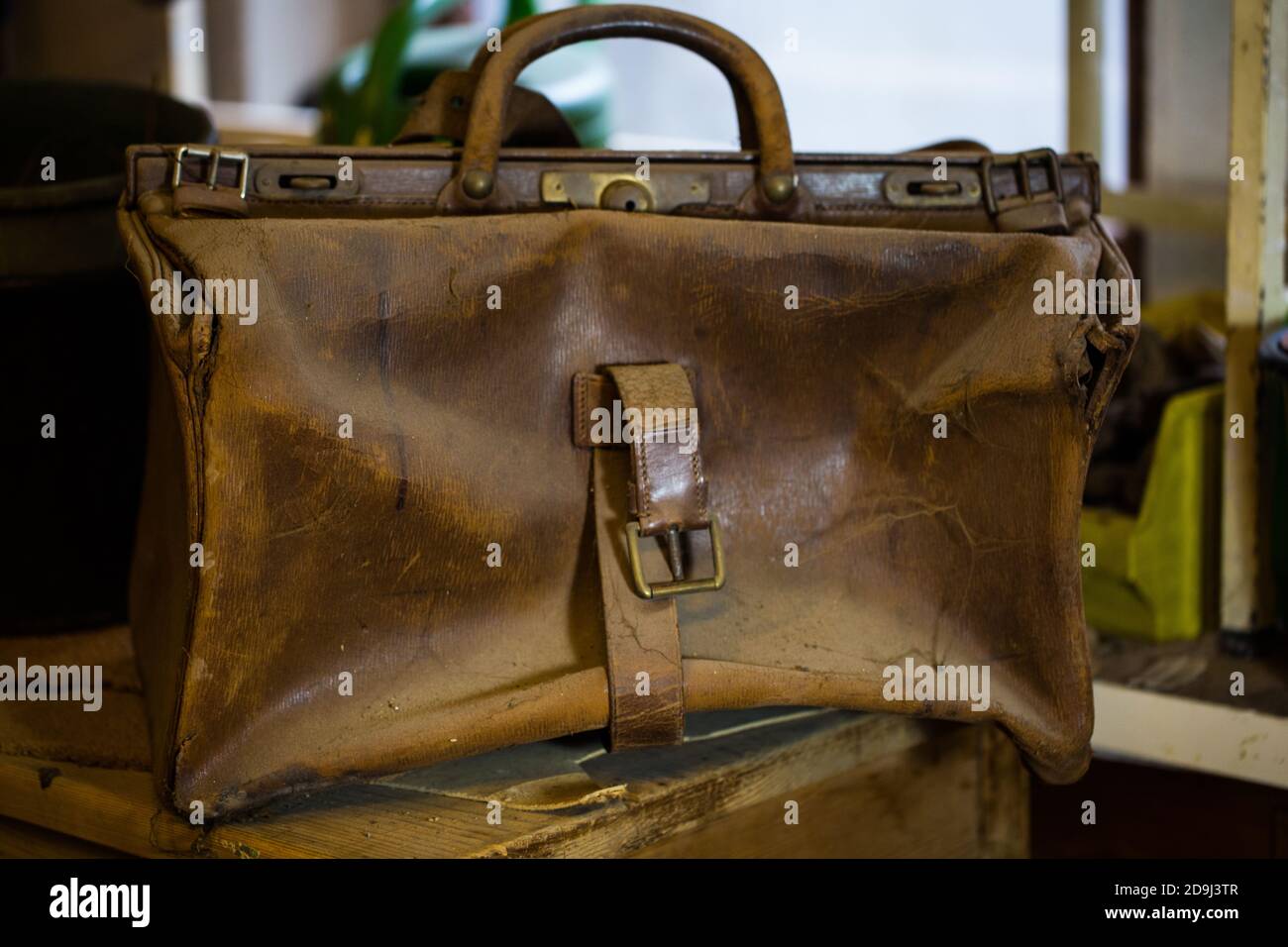Retro doctor bag hi-res stock photography and images - Alamy