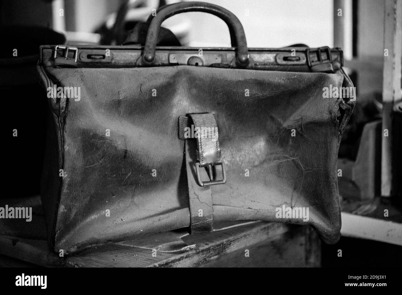 Retro doctor bag hi-res stock photography and images - Alamy