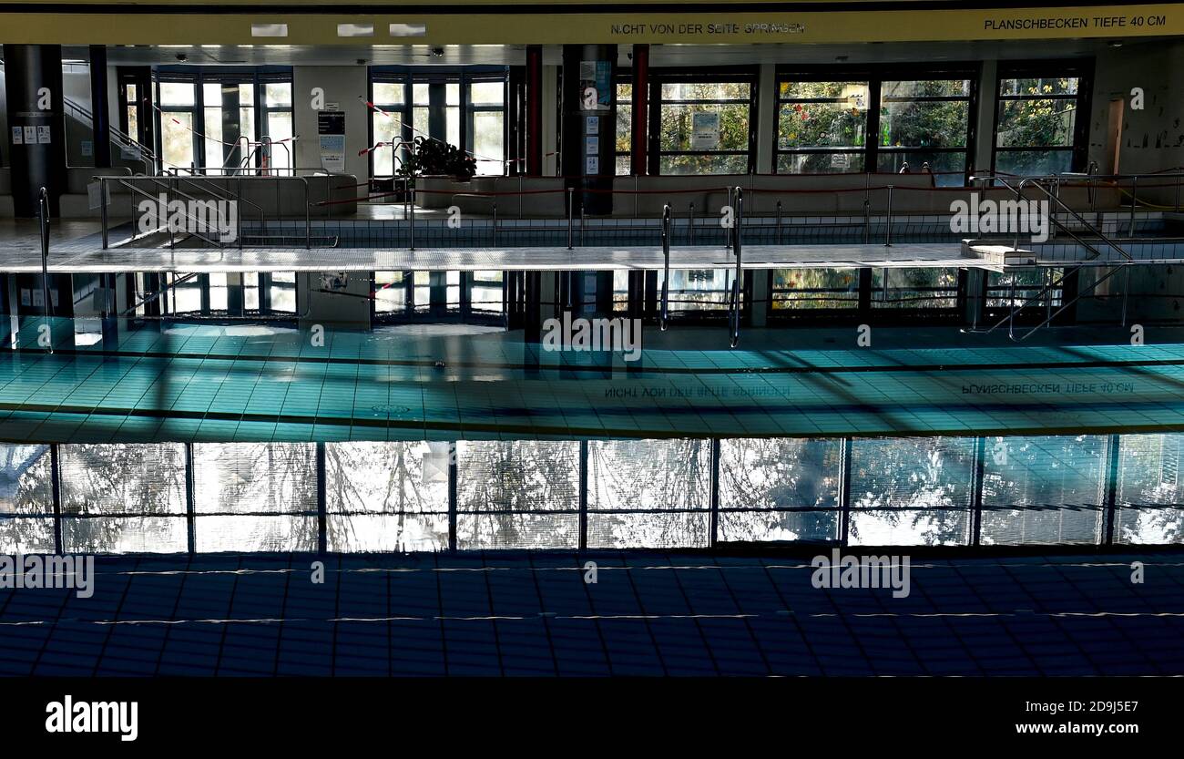 Berlin, Germany. 05th Nov, 2020. Empty pool in the Lankwitz municipal ...