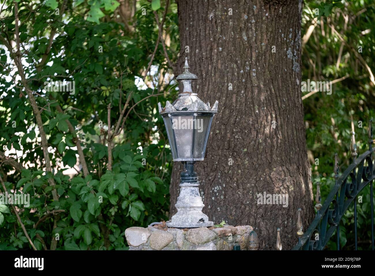 Vintage lamp post brick hi-res stock photography and images - Alamy