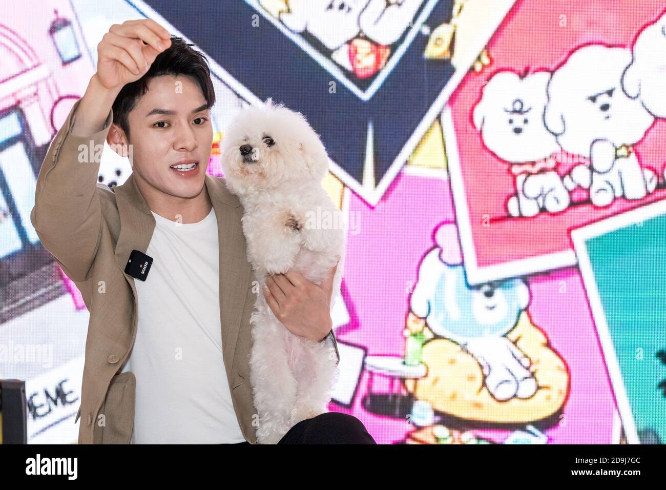 Chinese beauty influencer and "lipstick king" Li Jiaqi takes his pet ...